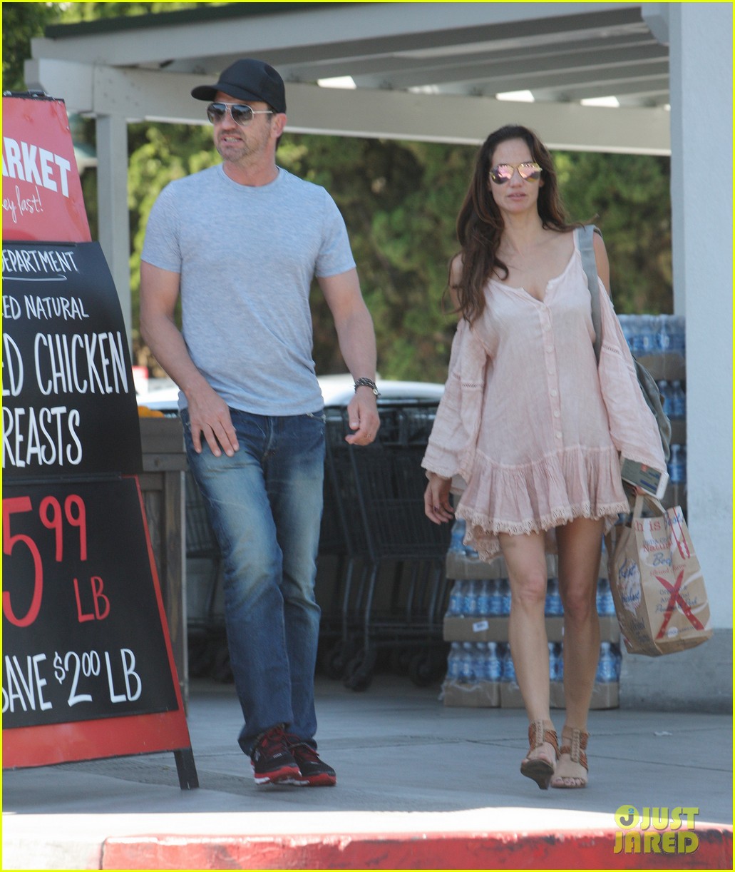 Gerard Butler & Girlfriend Morgan Brown Grab Groceries Together: Photo ...