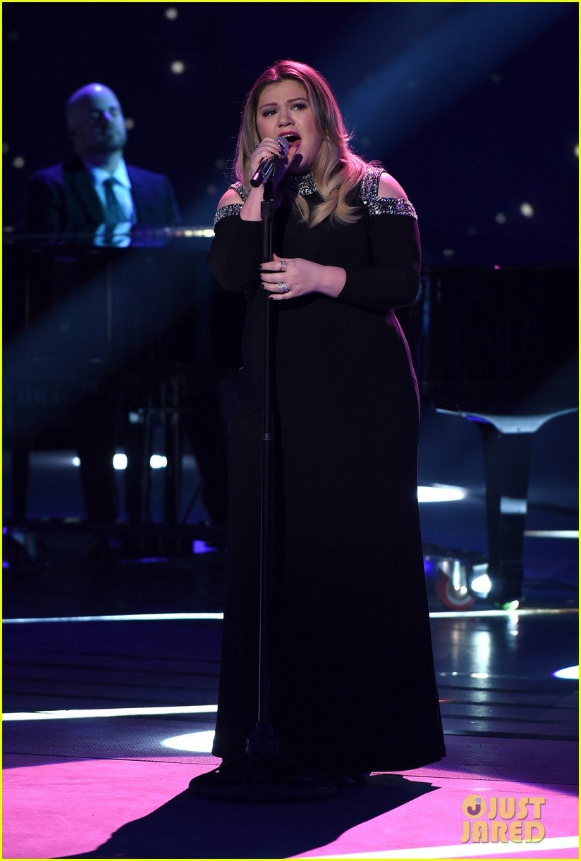 Kelly Clarkson Sings 'A Moment Like This' & All Her Hits for 'American ...