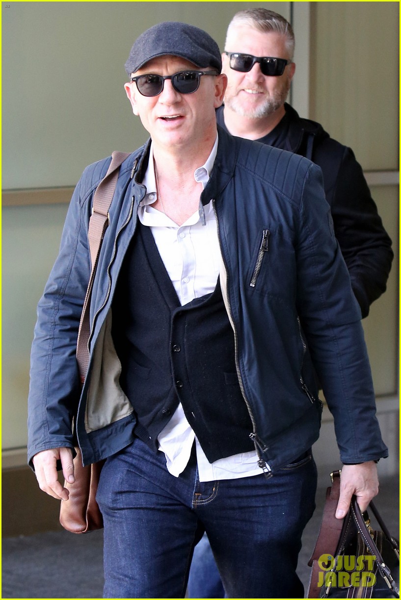 Daniel Craig Flashes a Big Smile After Arriving in New York: Photo ...
