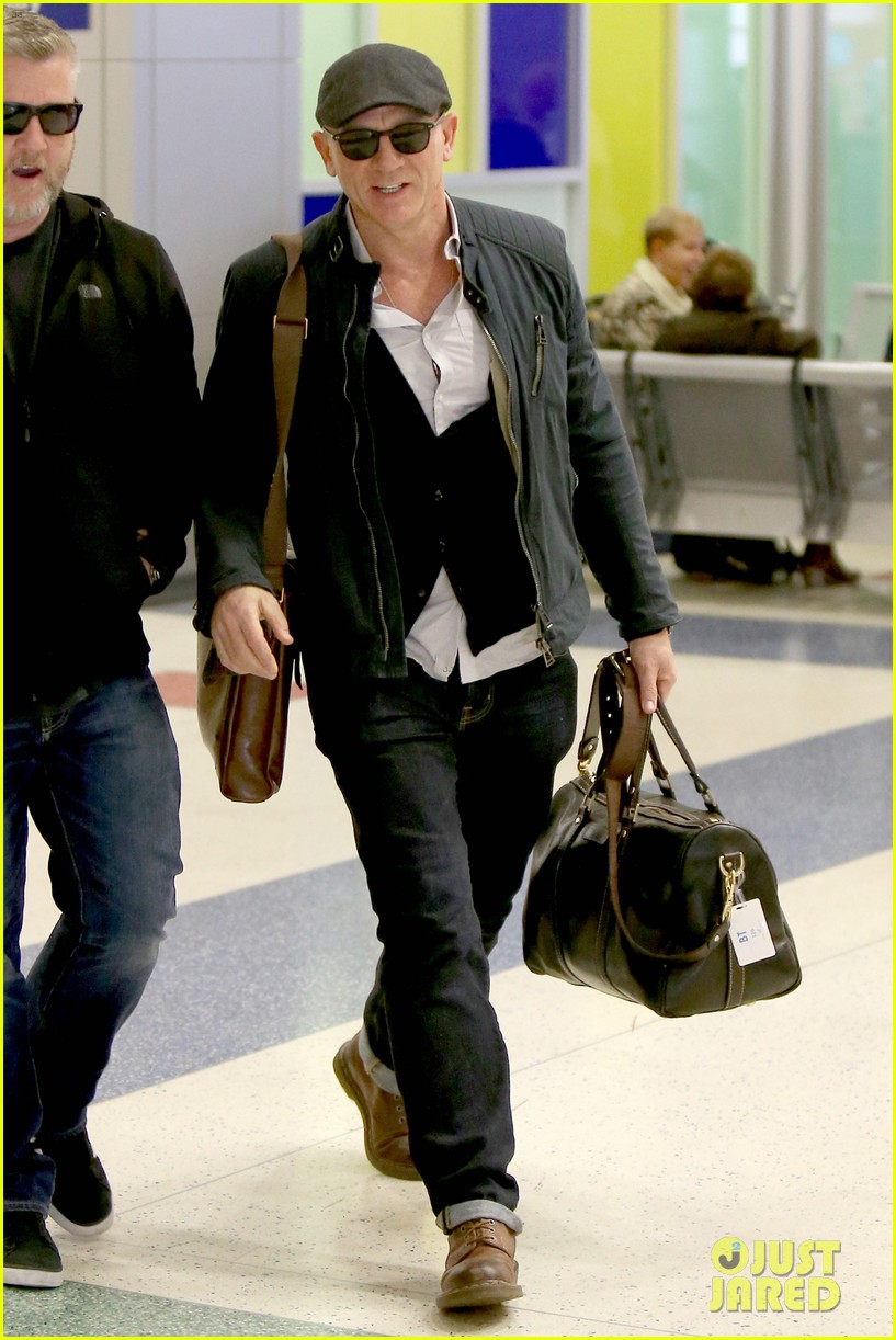 Daniel Craig Flashes a Big Smile After Arriving in New York: Photo ...