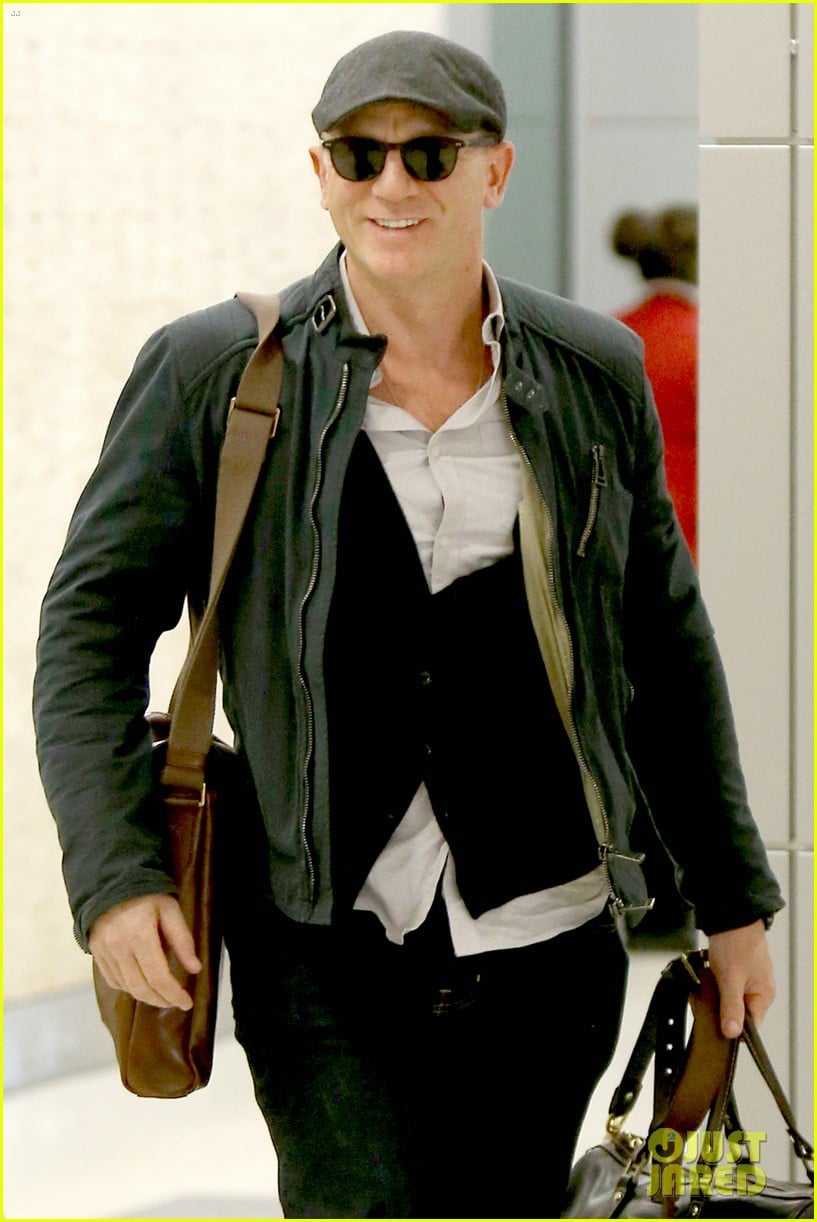 Daniel Craig Flashes a Big Smile After Arriving in New York: Photo ...