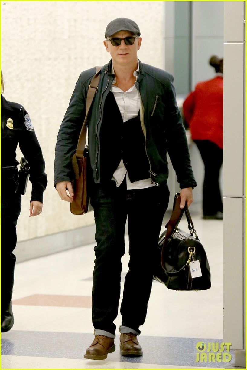 Daniel Craig Flashes a Big Smile After Arriving in New York: Photo ...