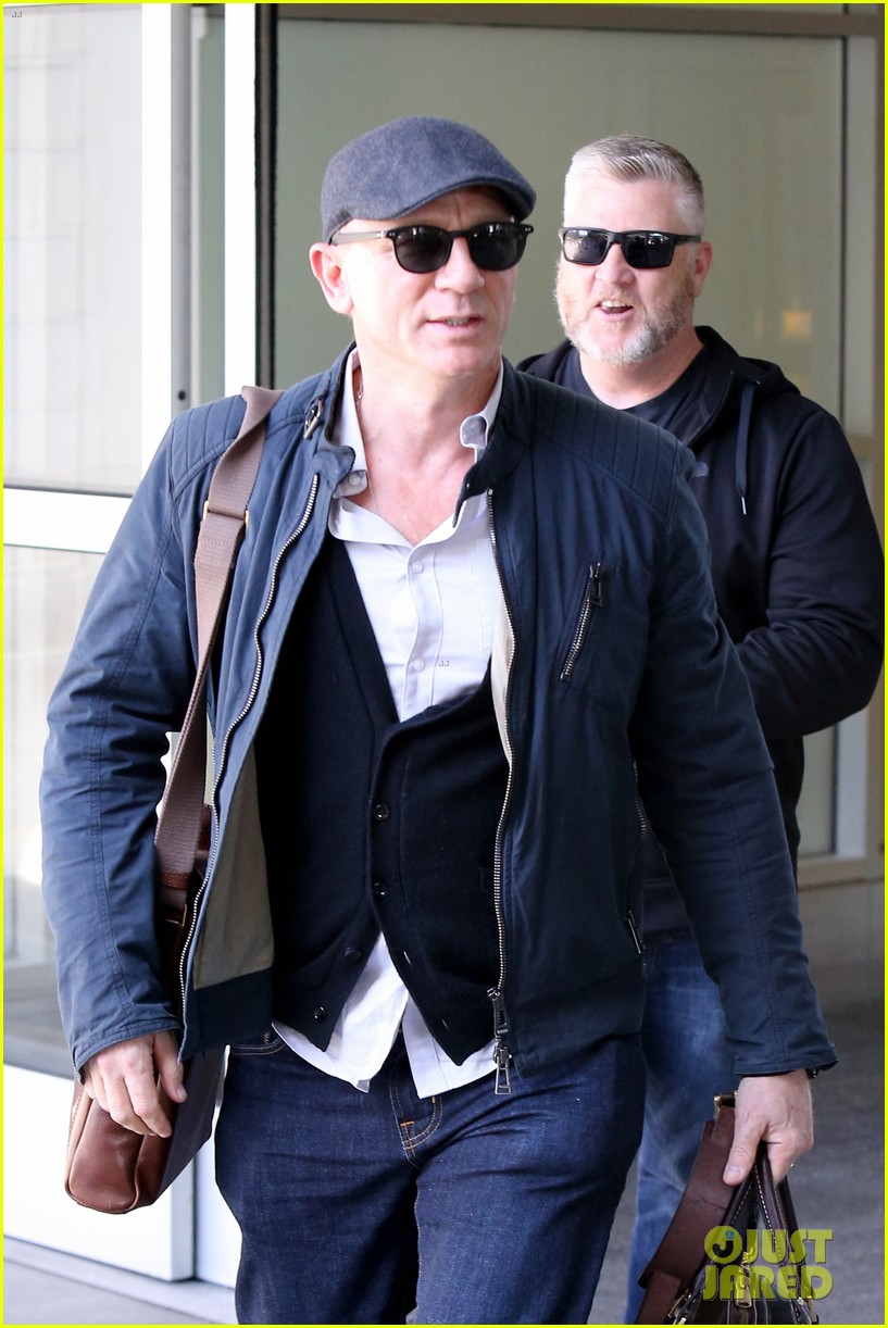 Daniel Craig Flashes a Big Smile After Arriving in New York: Photo ...