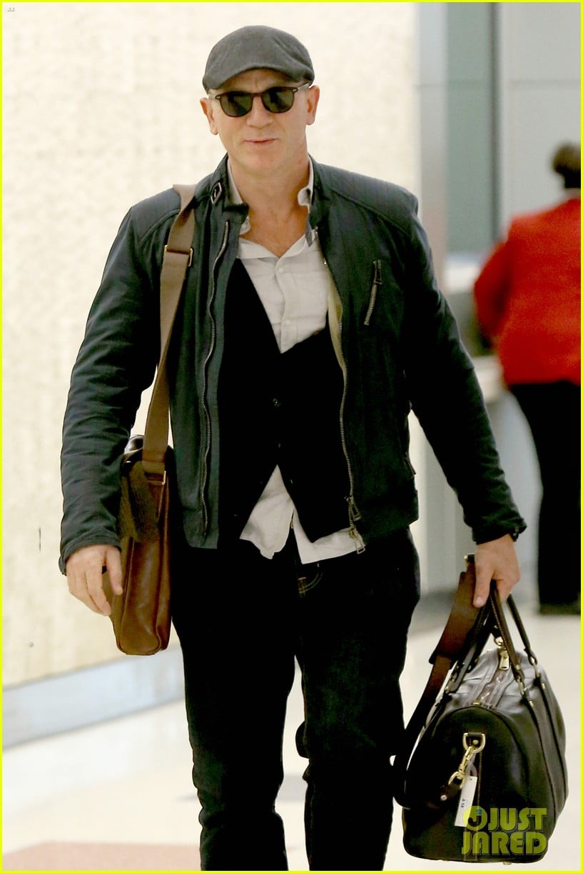 Photo: daniel craig flashes a big smile after arriving in new york 11 ...