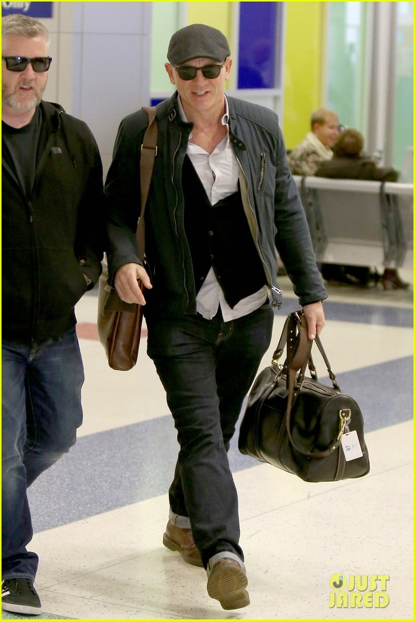 Daniel Craig Flashes a Big Smile After Arriving in New York: Photo ...