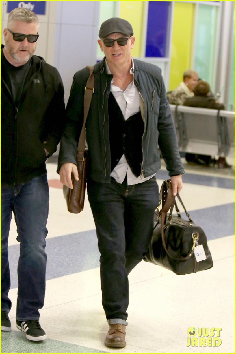 Daniel Craig Flashes a Big Smile After Arriving in New York: Photo ...