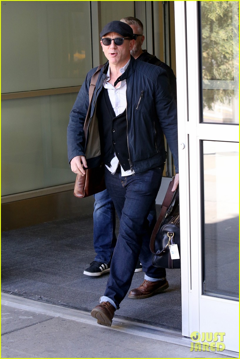 Daniel Craig Flashes a Big Smile After Arriving in New York: Photo ...