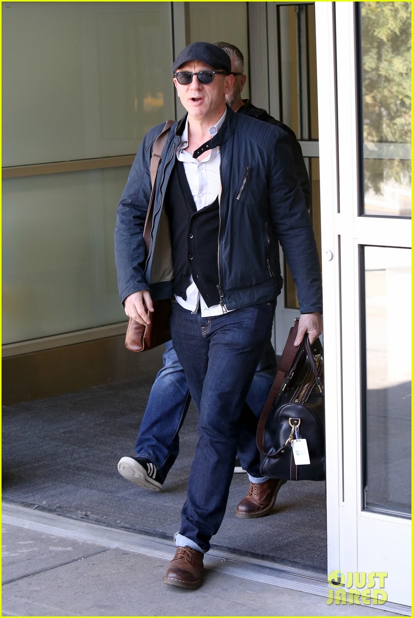 Daniel Craig Flashes a Big Smile After Arriving in New York: Photo ...