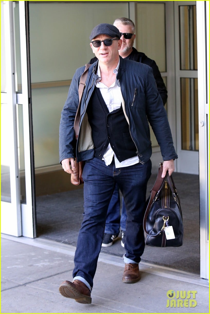 Daniel Craig Flashes a Big Smile After Arriving in New York: Photo ...