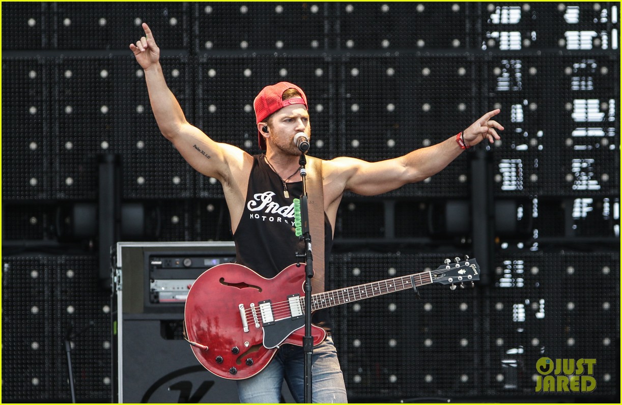 Country Studs Sam Hunt & Tim McGraw Perform at Tortuga Fest: Photo ...