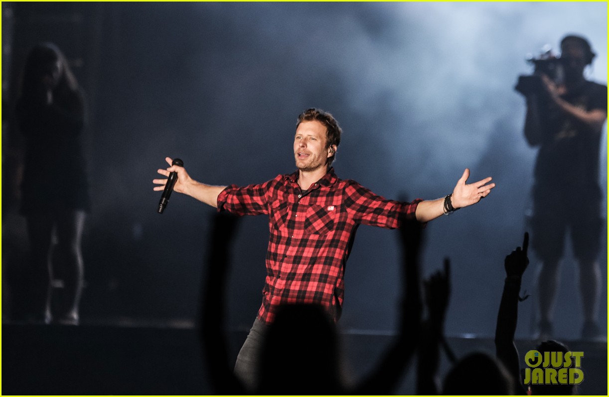 Country Studs Sam Hunt & Tim McGraw Perform at Tortuga Fest: Photo ...