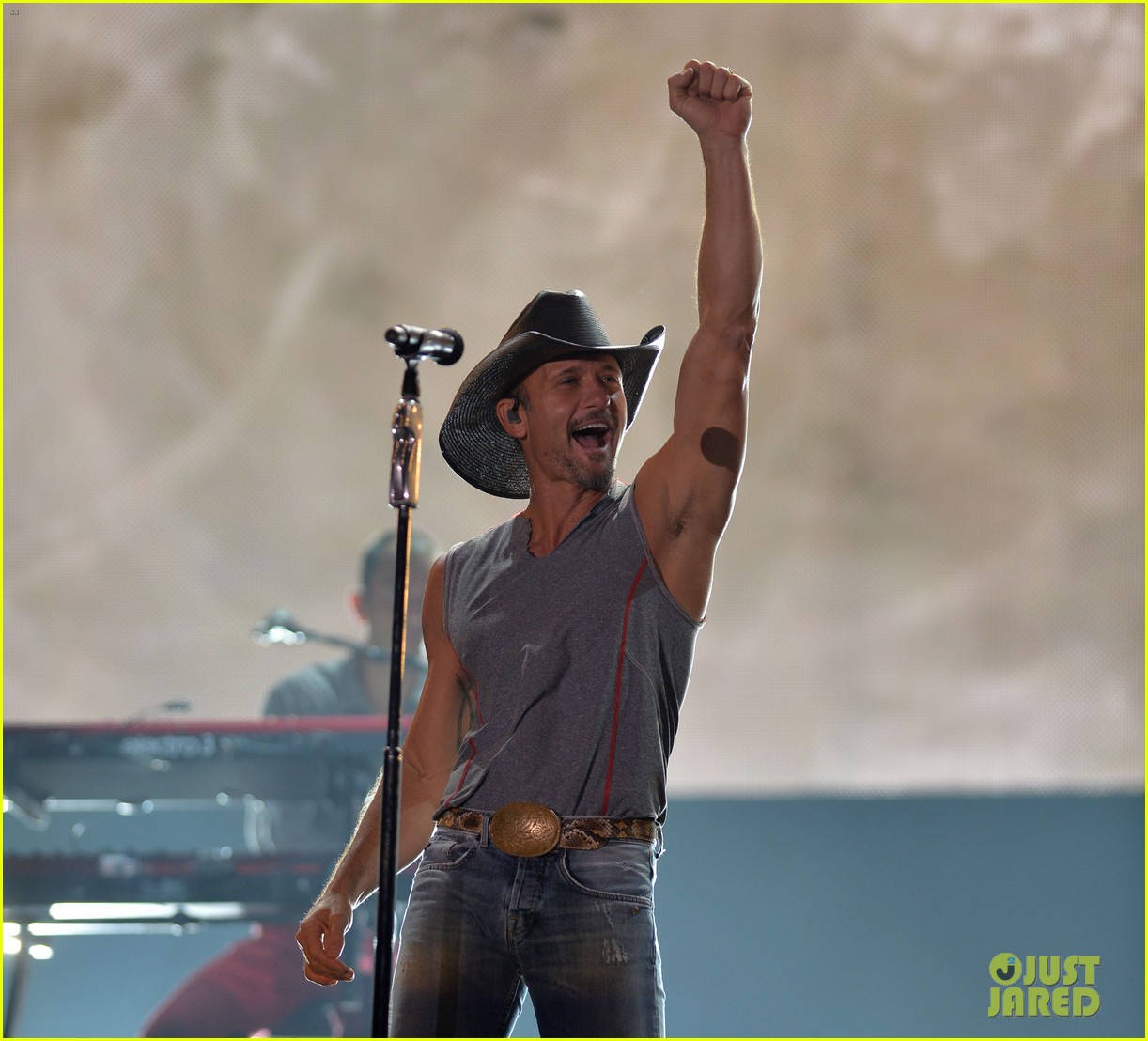 Country Studs Sam Hunt & Tim McGraw Perform at Tortuga Fest: Photo ...