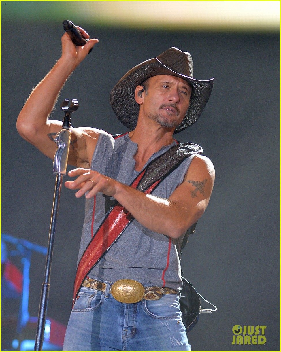 Country Studs Sam Hunt & Tim McGraw Perform at Tortuga Fest: Photo ...