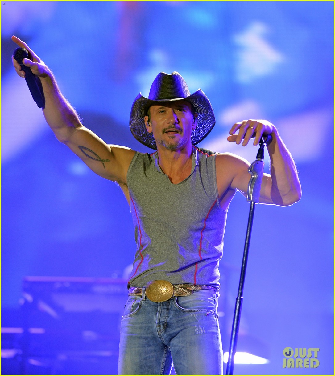 Country Studs Sam Hunt & Tim McGraw Perform at Tortuga Fest: Photo ...