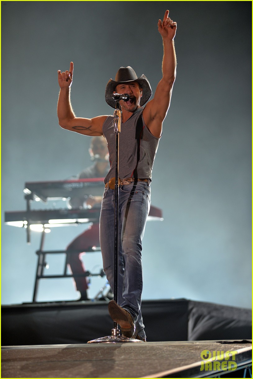 Country Studs Sam Hunt & Tim McGraw Perform at Tortuga Fest: Photo ...
