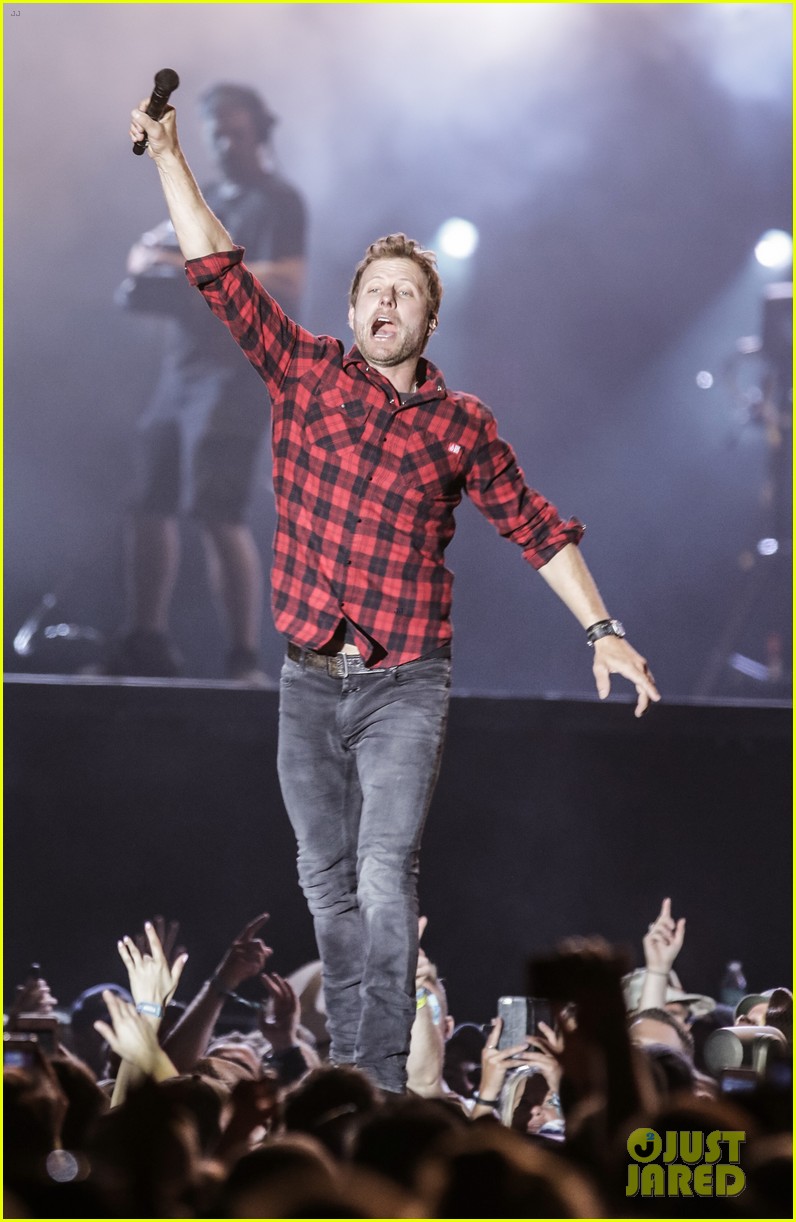 Country Studs Sam Hunt & Tim McGraw Perform at Tortuga Fest: Photo ...