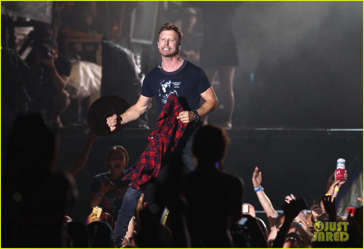 Country Studs Sam Hunt & Tim McGraw Perform at Tortuga Fest: Photo ...