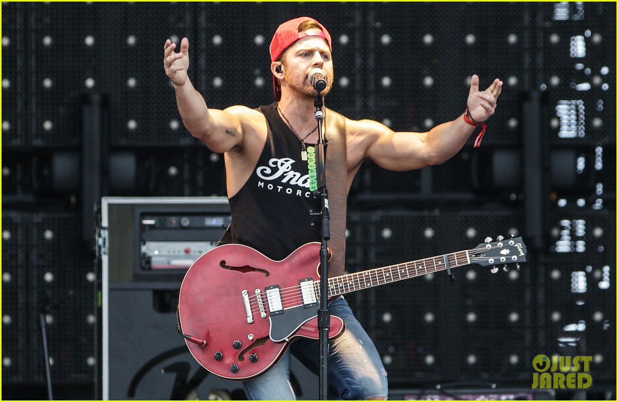 Country Studs Sam Hunt & Tim McGraw Perform at Tortuga Fest: Photo ...