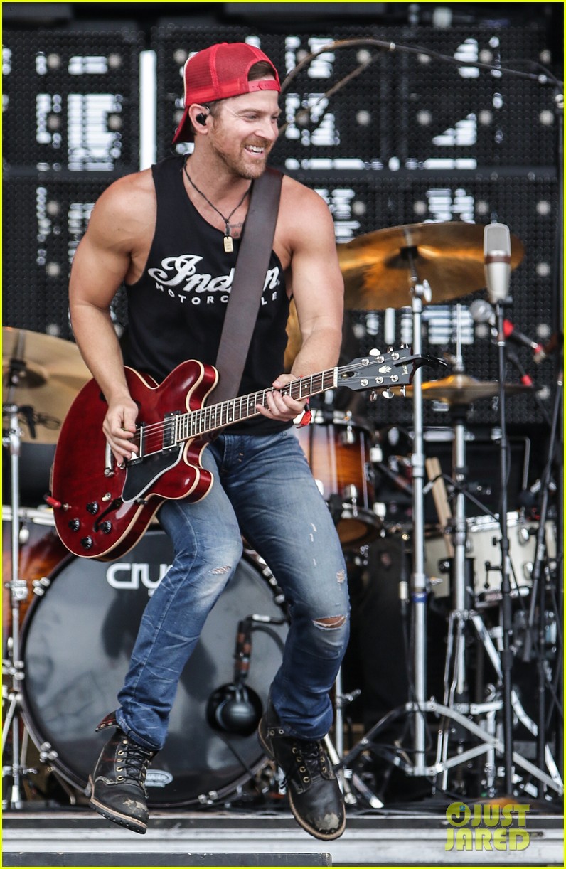 Country Studs Sam Hunt & Tim McGraw Perform at Tortuga Fest: Photo ...