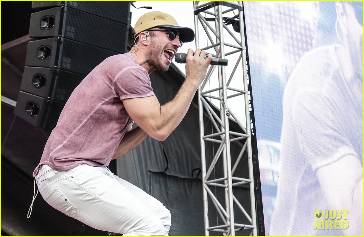 Country Studs Sam Hunt & Tim McGraw Perform at Tortuga Fest: Photo ...