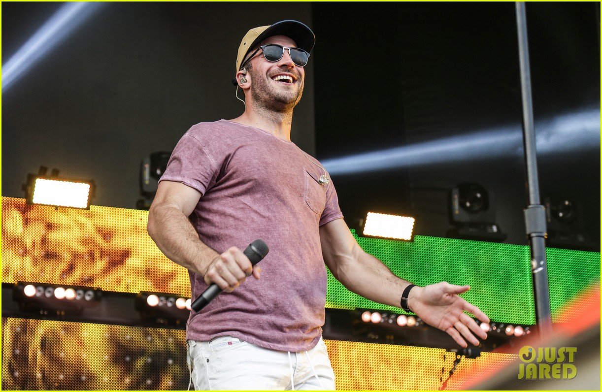 Country Studs Sam Hunt & Tim McGraw Perform at Tortuga Fest: Photo ...