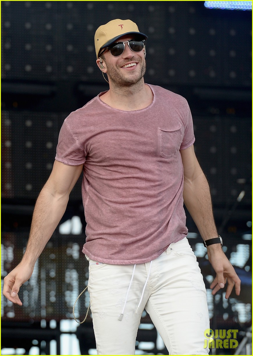 Country Studs Sam Hunt & Tim McGraw Perform at Tortuga Fest: Photo ...
