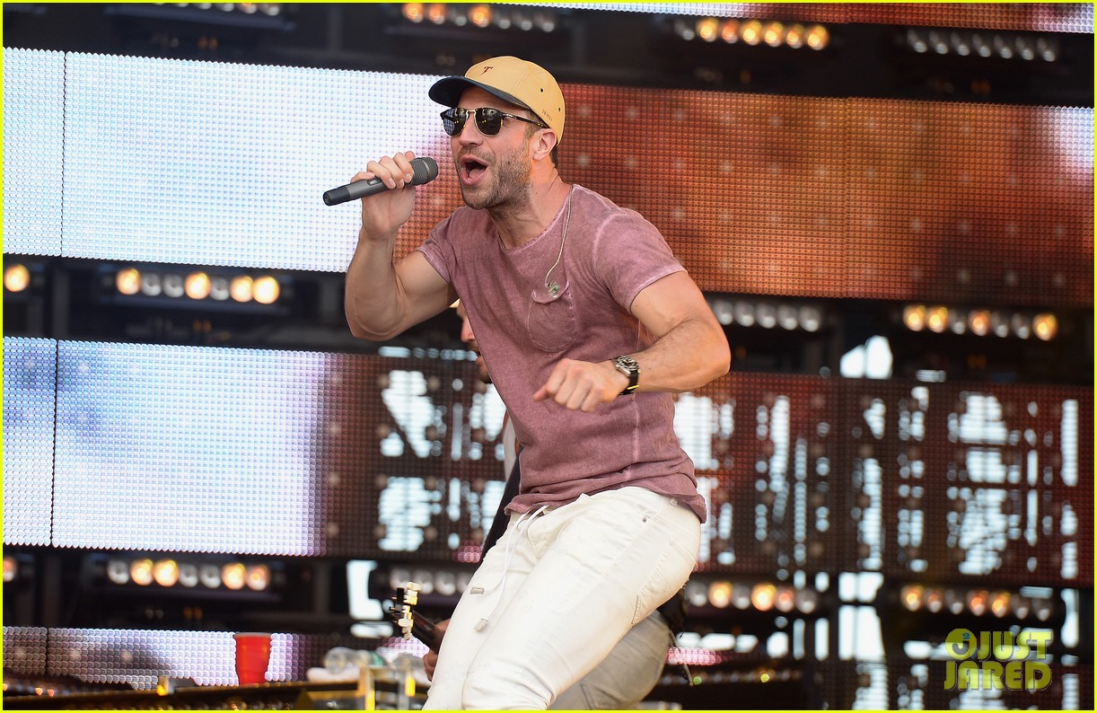 Country Studs Sam Hunt & Tim McGraw Perform at Tortuga Fest: Photo ...