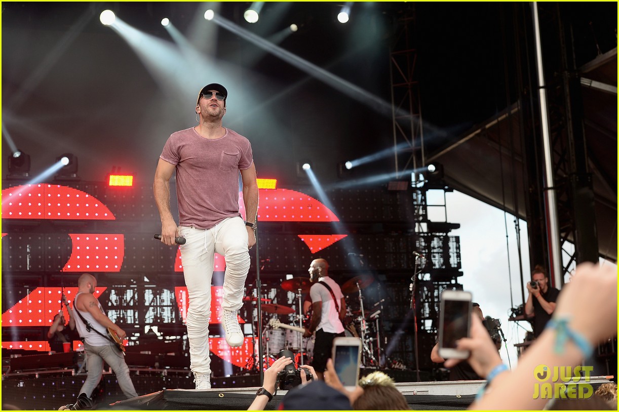 Country Studs Sam Hunt & Tim McGraw Perform at Tortuga Fest: Photo ...