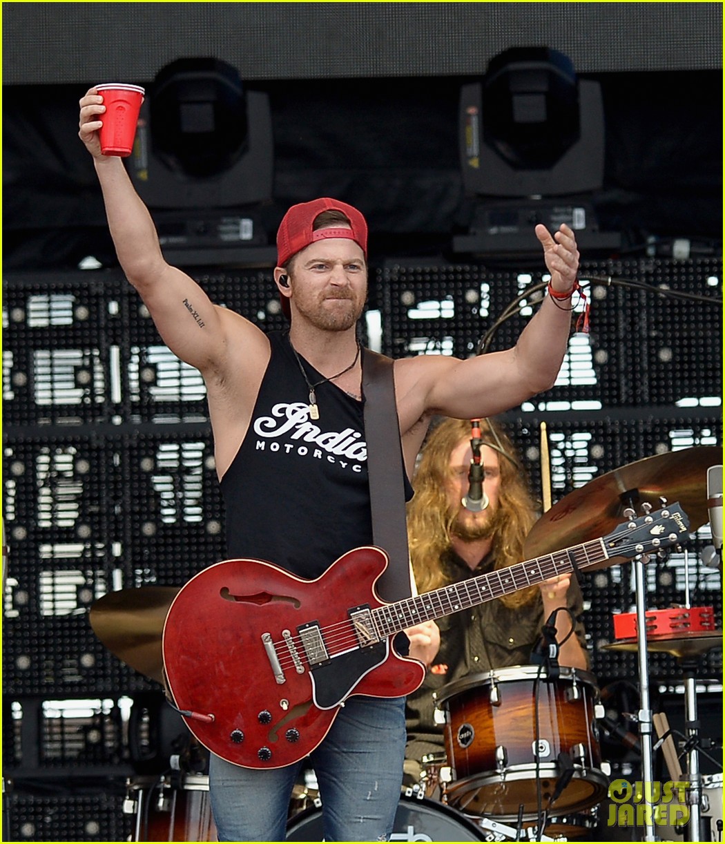 Country Studs Sam Hunt & Tim McGraw Perform at Tortuga Fest: Photo ...