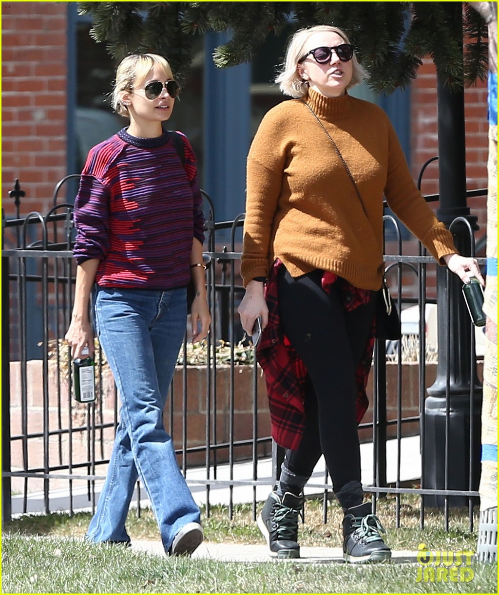 Jessica Alba, Nicole Richie & Kate Hudson Head to an Aspen Wedding ...