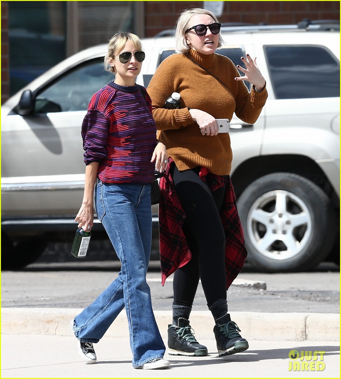 Jessica Alba, Nicole Richie & Kate Hudson Head to an Aspen Wedding ...