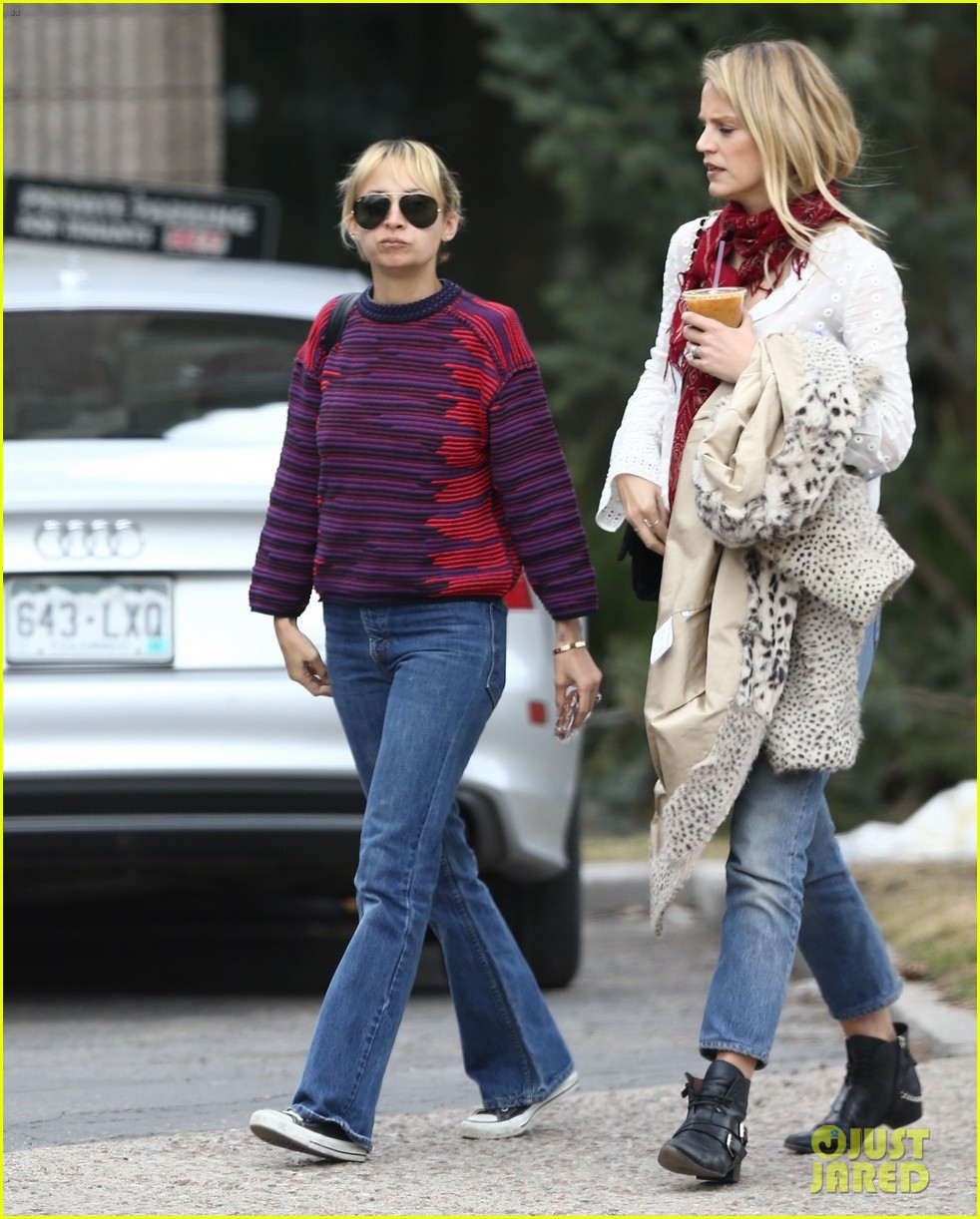 Jessica Alba, Nicole Richie & Kate Hudson Head to an Aspen Wedding ...