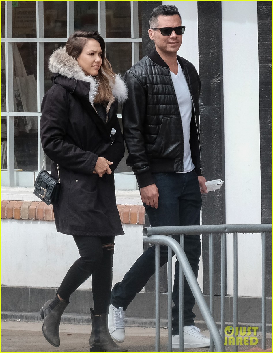 Jessica Alba, Nicole Richie & Kate Hudson Head to an Aspen Wedding ...