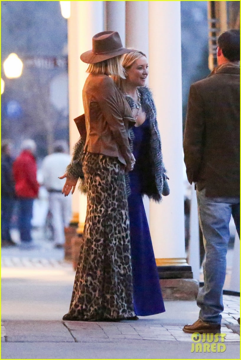 Jessica Alba, Nicole Richie & Kate Hudson Head to an Aspen Wedding ...