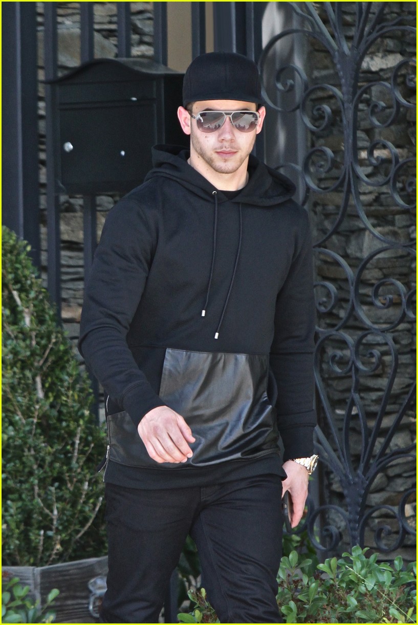 Nick Jonas Returns to California After 'Whirlwind Week' in NYC: Photo ...
