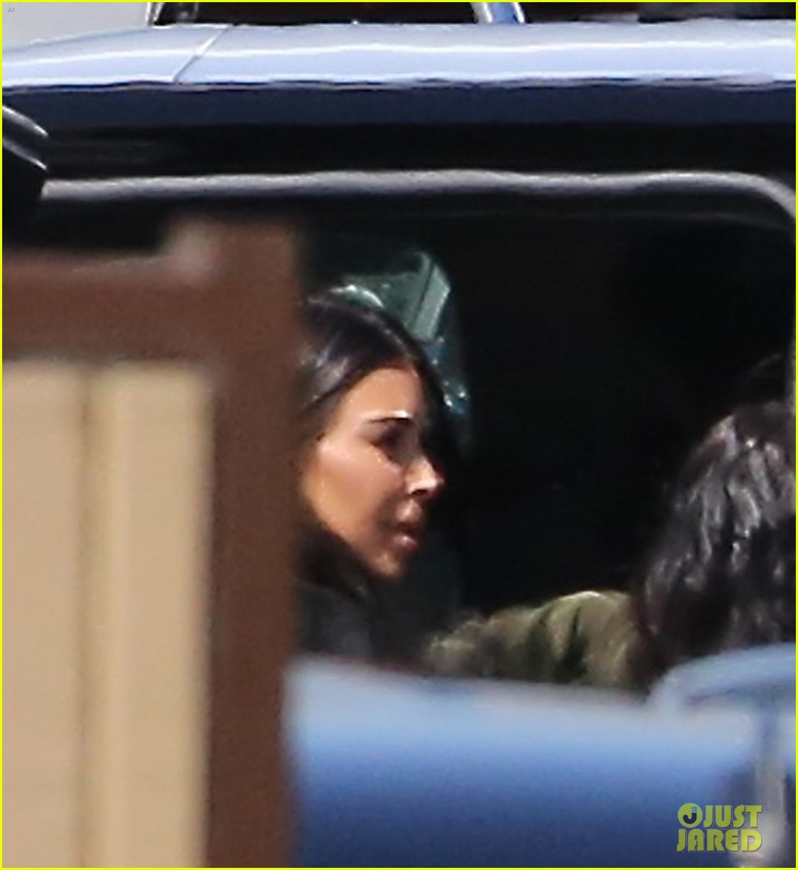 Kris Jenner Jets Kardashian Family Off to Surprise Location: Photo ...