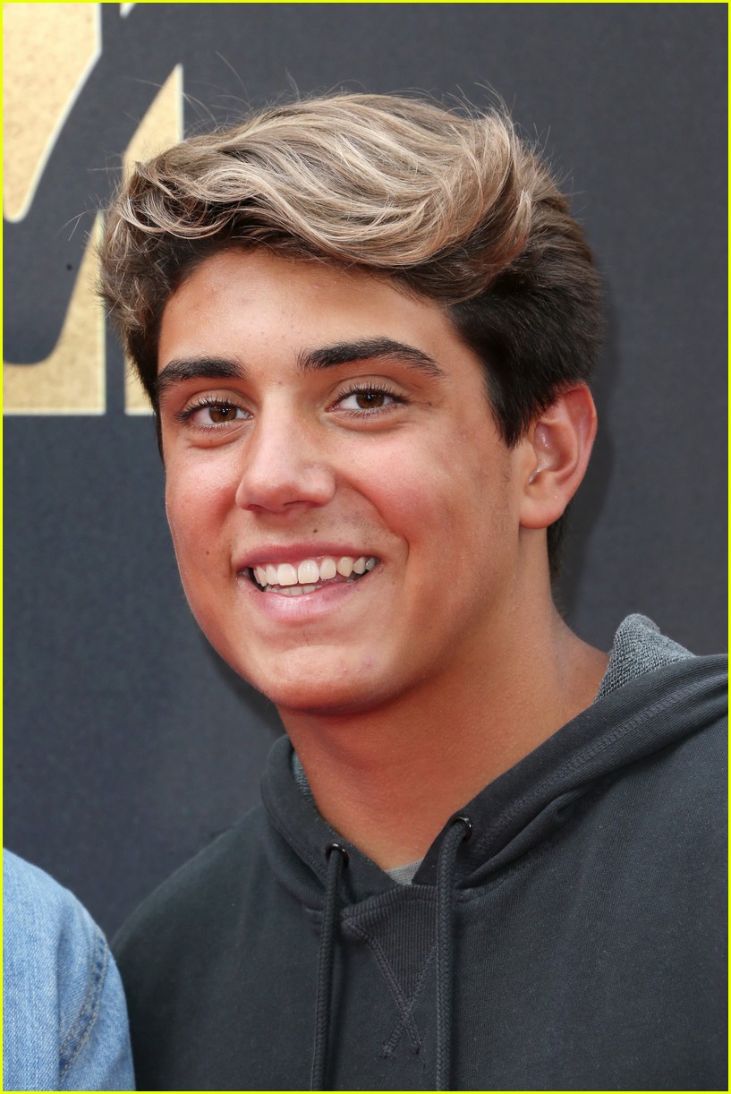 'Damn Daniel' Lara Wears White Vans to MTV Movie Awards 2016 : Photo ...