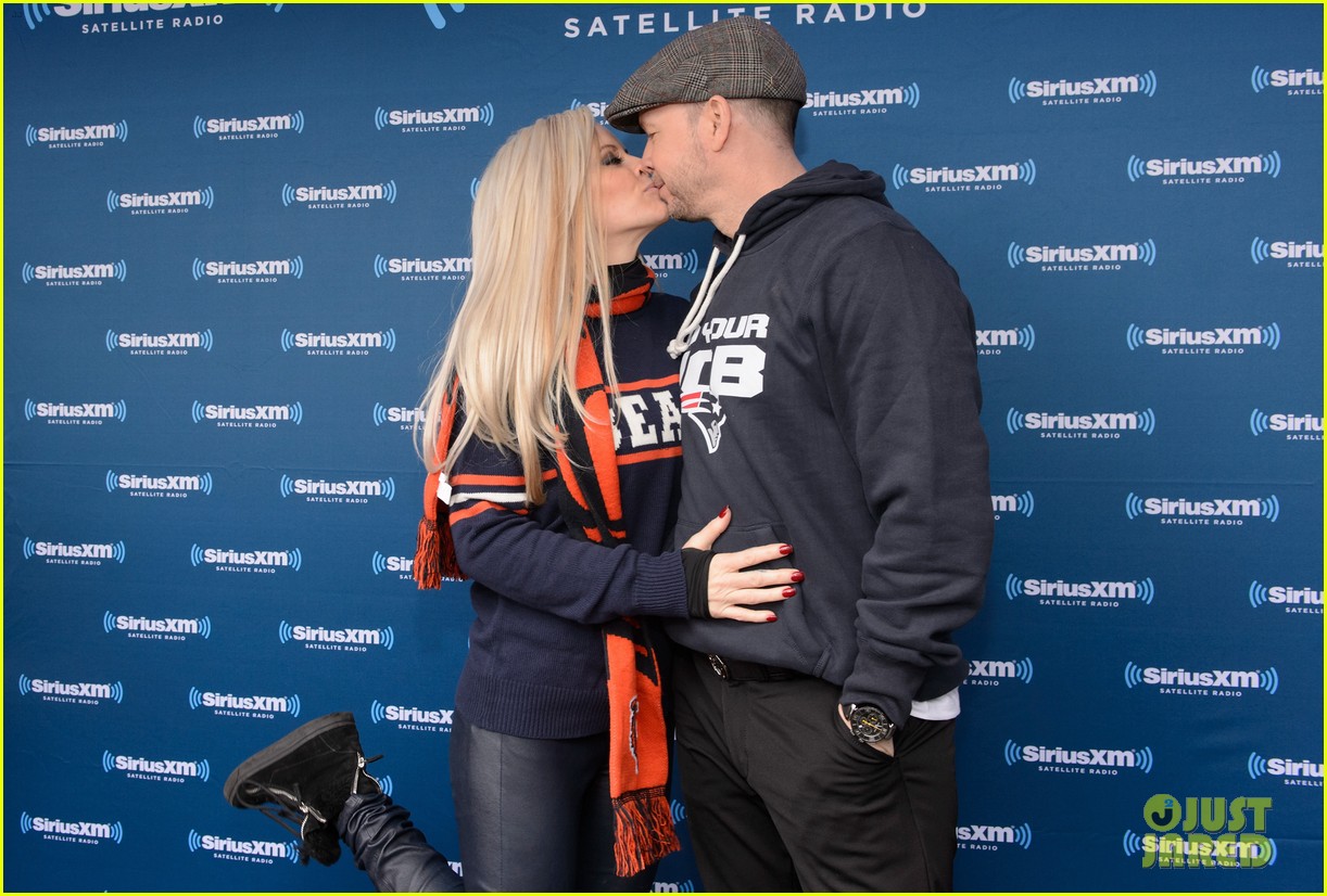 Jenny McCarthy & Donnie Wahlberg Say Their Football Rivalries Test ...
