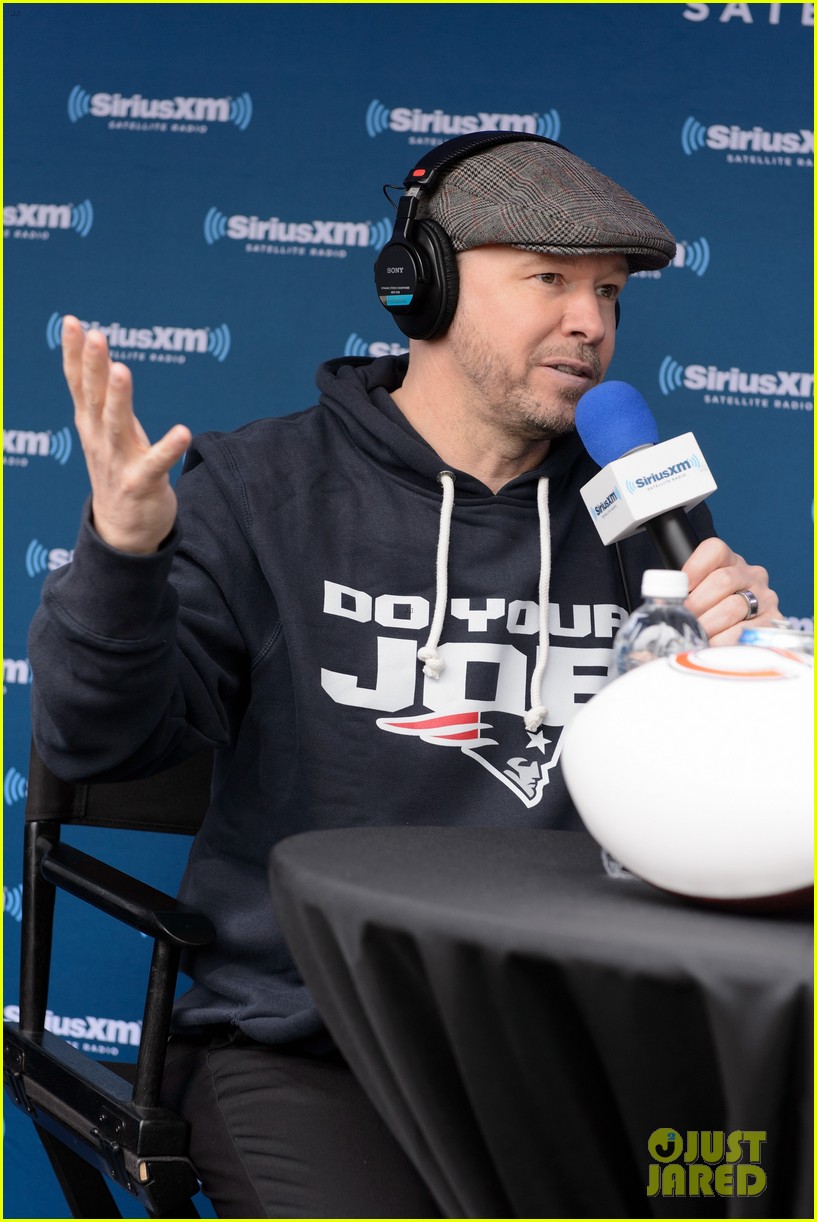 Jenny McCarthy & Donnie Wahlberg Say Their Football Rivalries Test ...