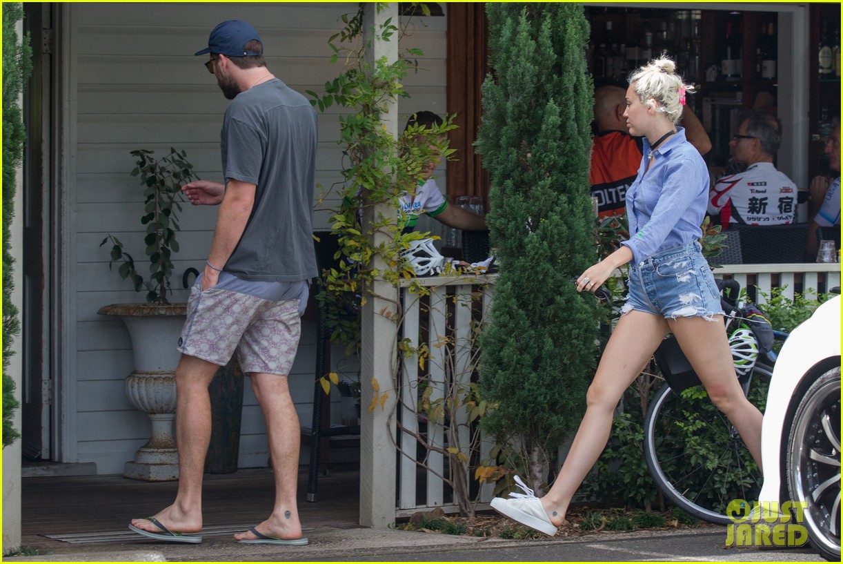 Miley Cyrus Has Breakfast With the Whole Hemsworth Family: Photo ...