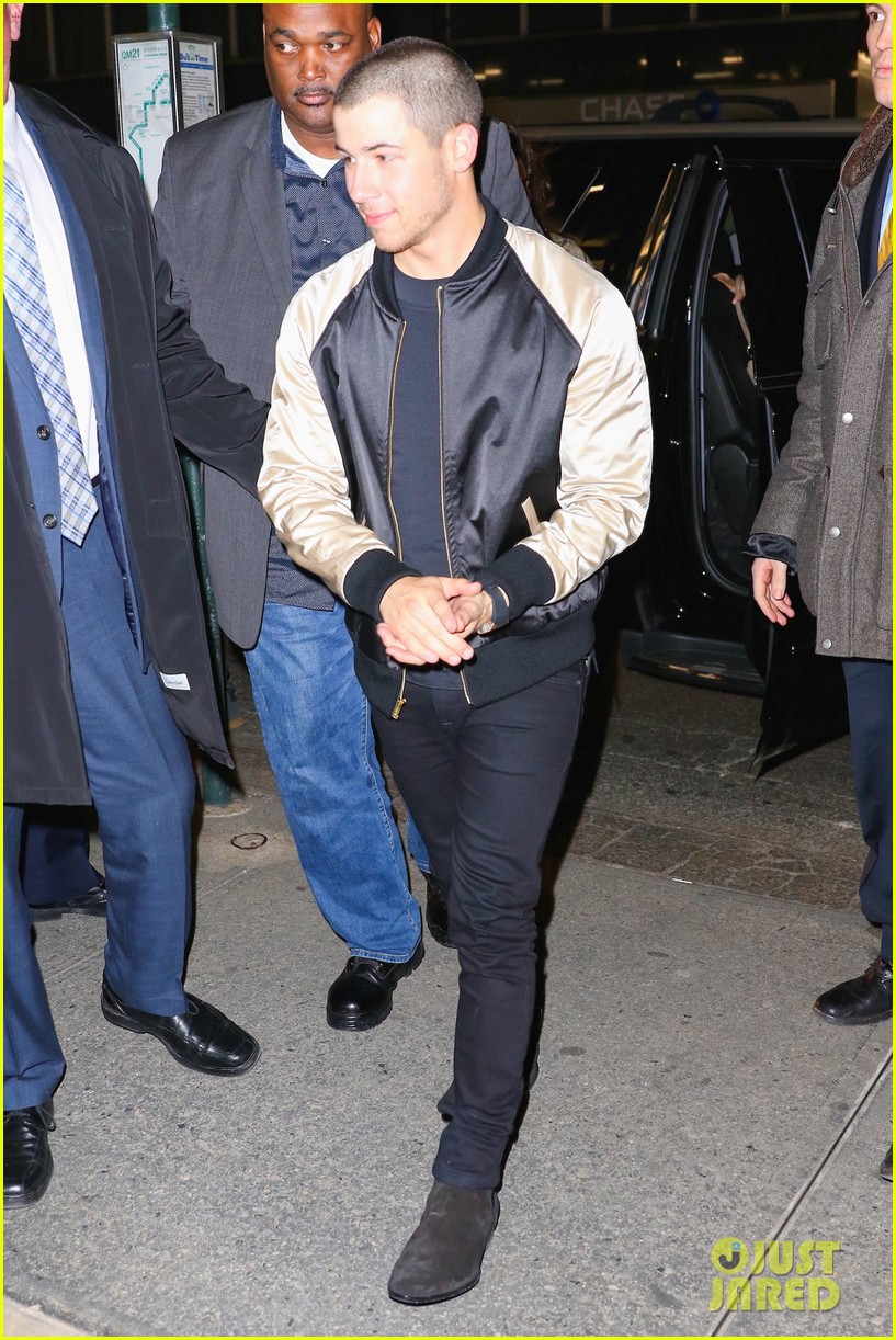 Nick Jonas Is a Sexy Landscaper in 'SNL' Skit: Photo 3633646 | Julia ...