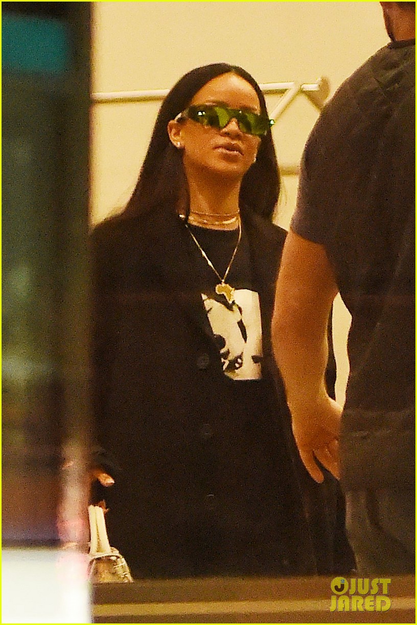 Rihanna Meets Fan Dressed Up as Her 'Rhenna' Meme: Photo 3619494 ...