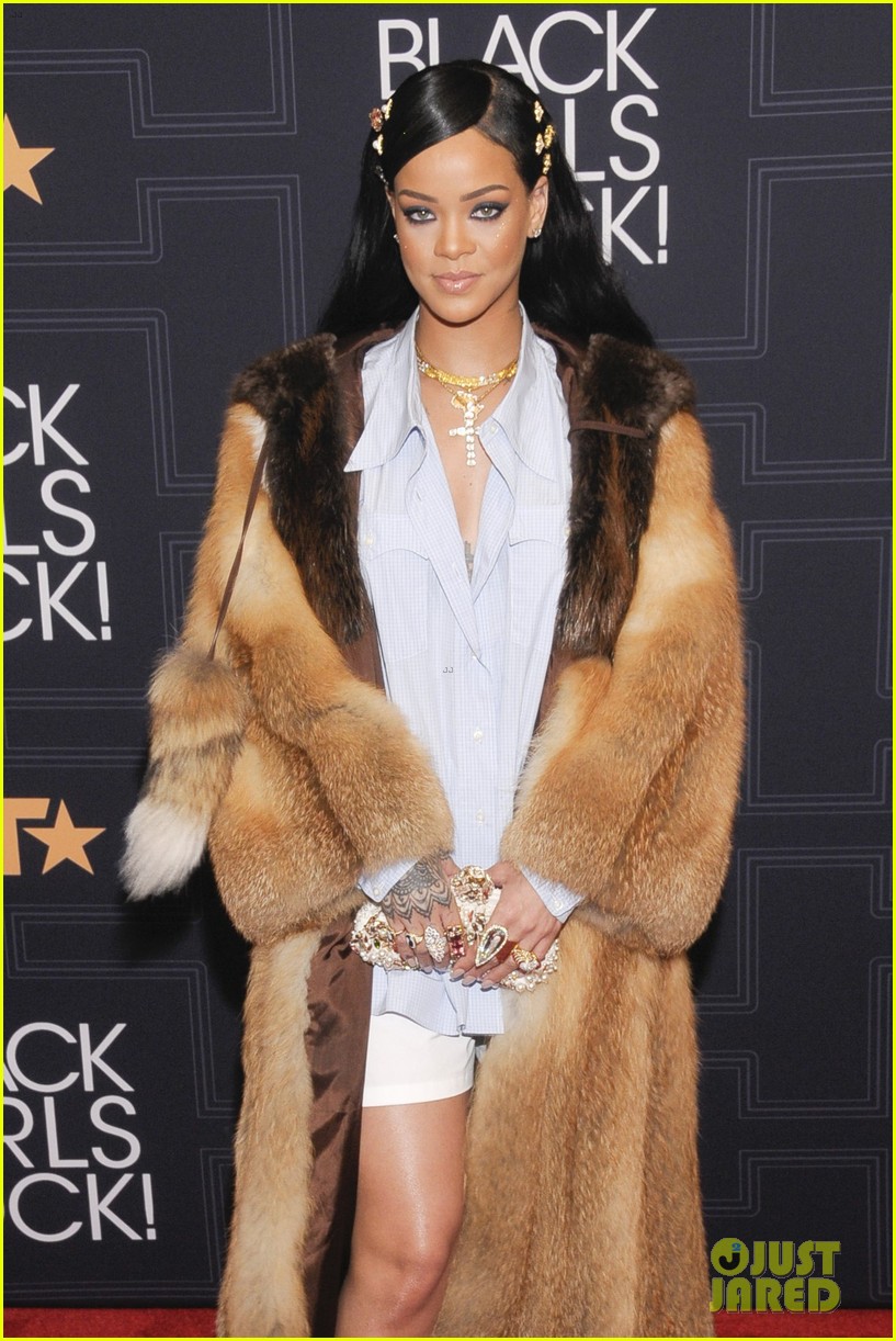 Rihanna Gets the Rock Star Award at BET's Black Girls Rock! Event ...