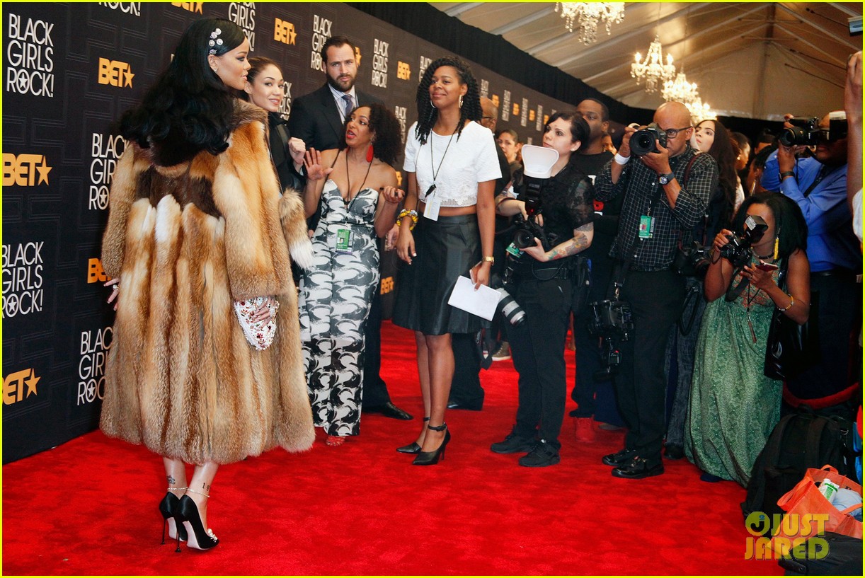 Photo: rihanna gets rock star award at black girls rock event 15 ...
