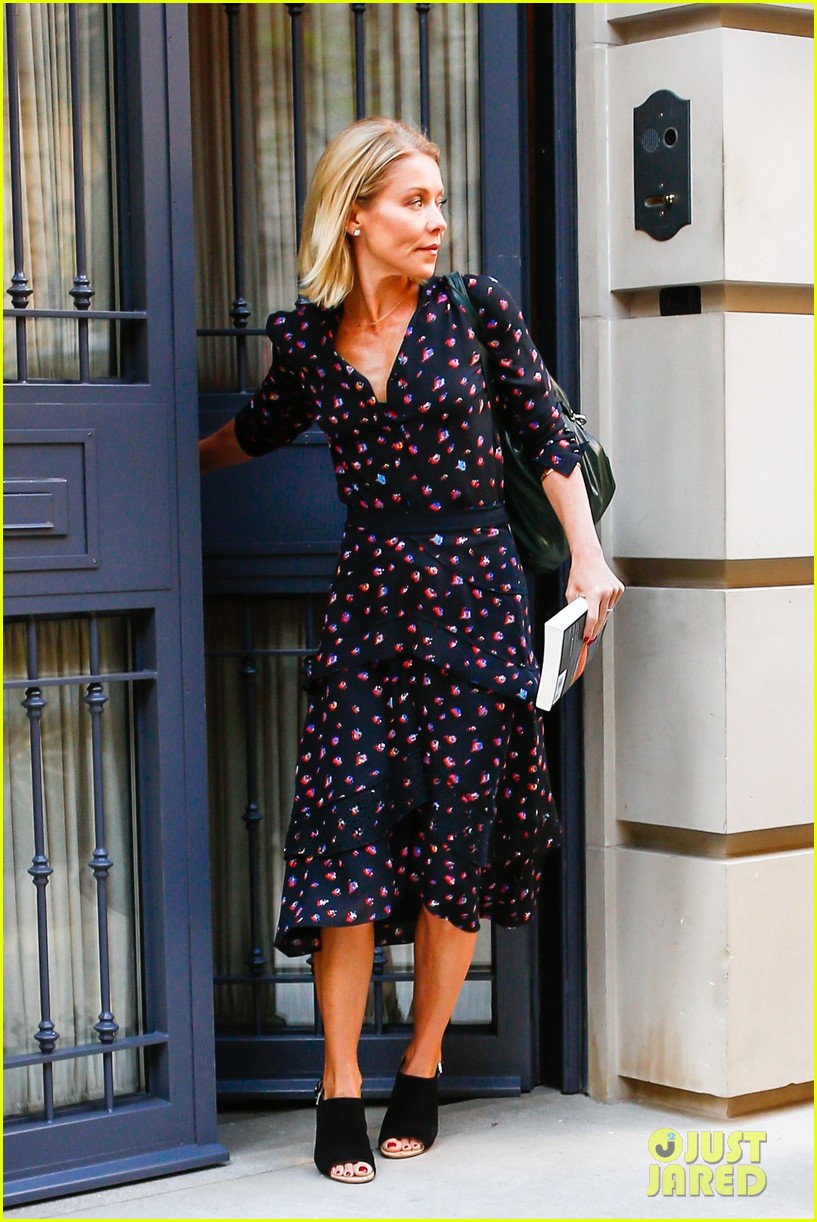 Kelly Ripa Emerges for First Time Since Michael Strahan's 'Live' Exit ...