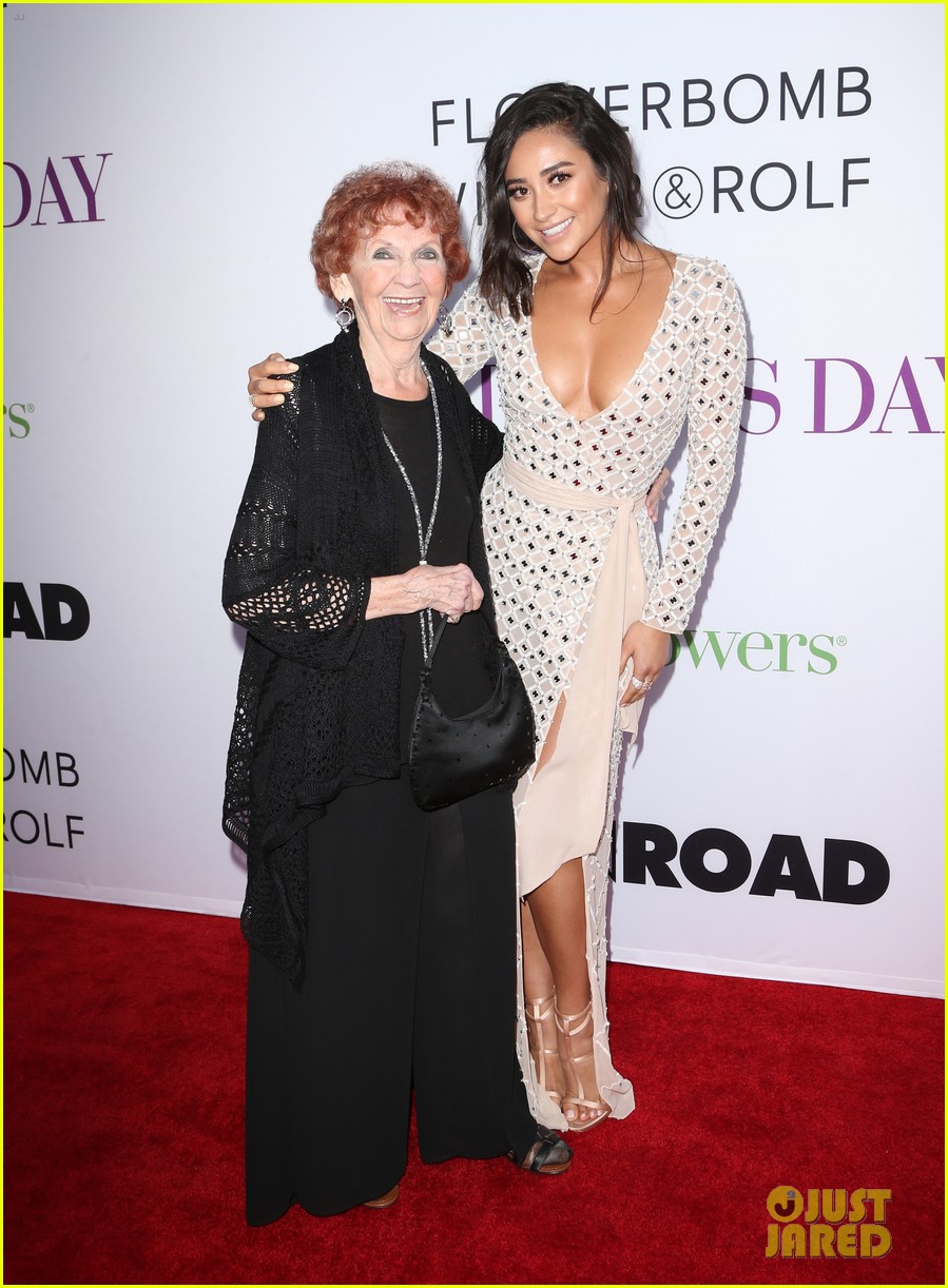 Shay Mitchell & Britt Robertson Premiere Their New Film 'Mother's Day ...