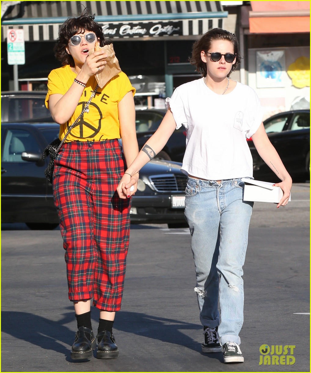 Kristen Stewart & Girlfriend Soko Kiss Each Other's Hands While Running ...