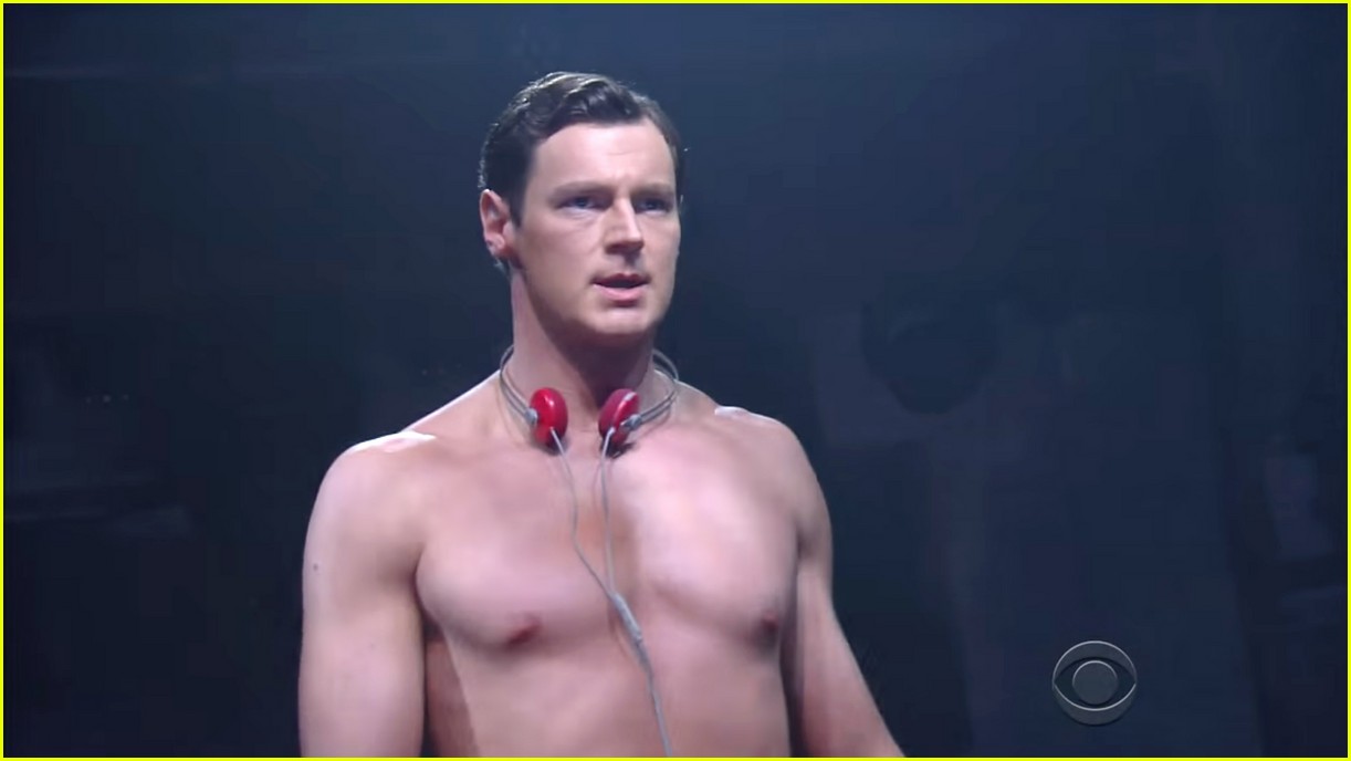 Benjamin Walker Goes Shirtless for 'American Psycho' Performance on ...