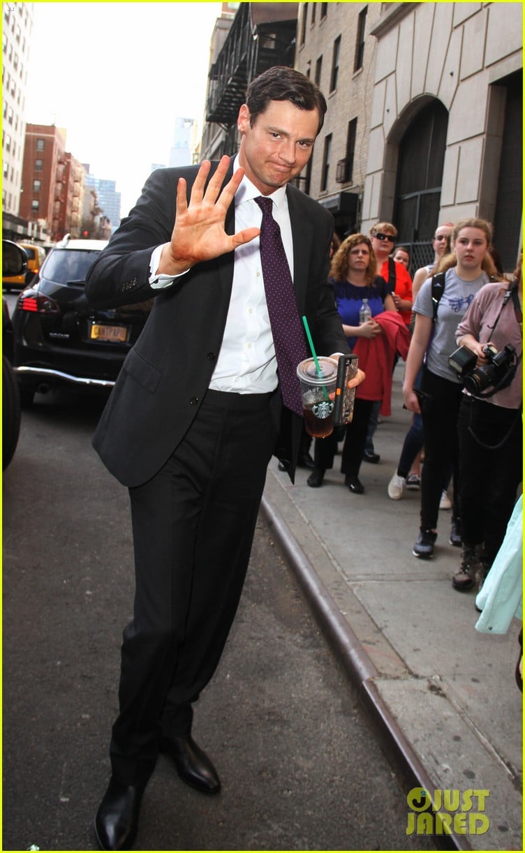 Benjamin Walker Goes Shirtless for 'American Psycho' Performance on ...