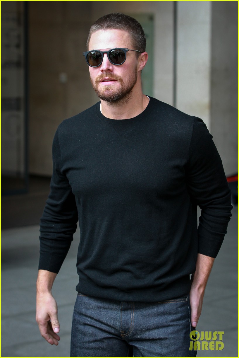 Stephen Amell Says 'Arrow' & 'Supergirl' Crossover is 'Highly Likely ...